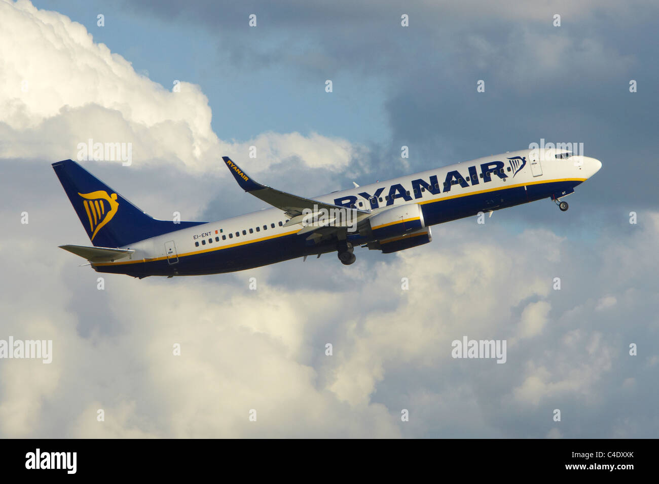 Ryanair boeing 737 Aeroplane at London Luton Airport Stock Photo - Alamy