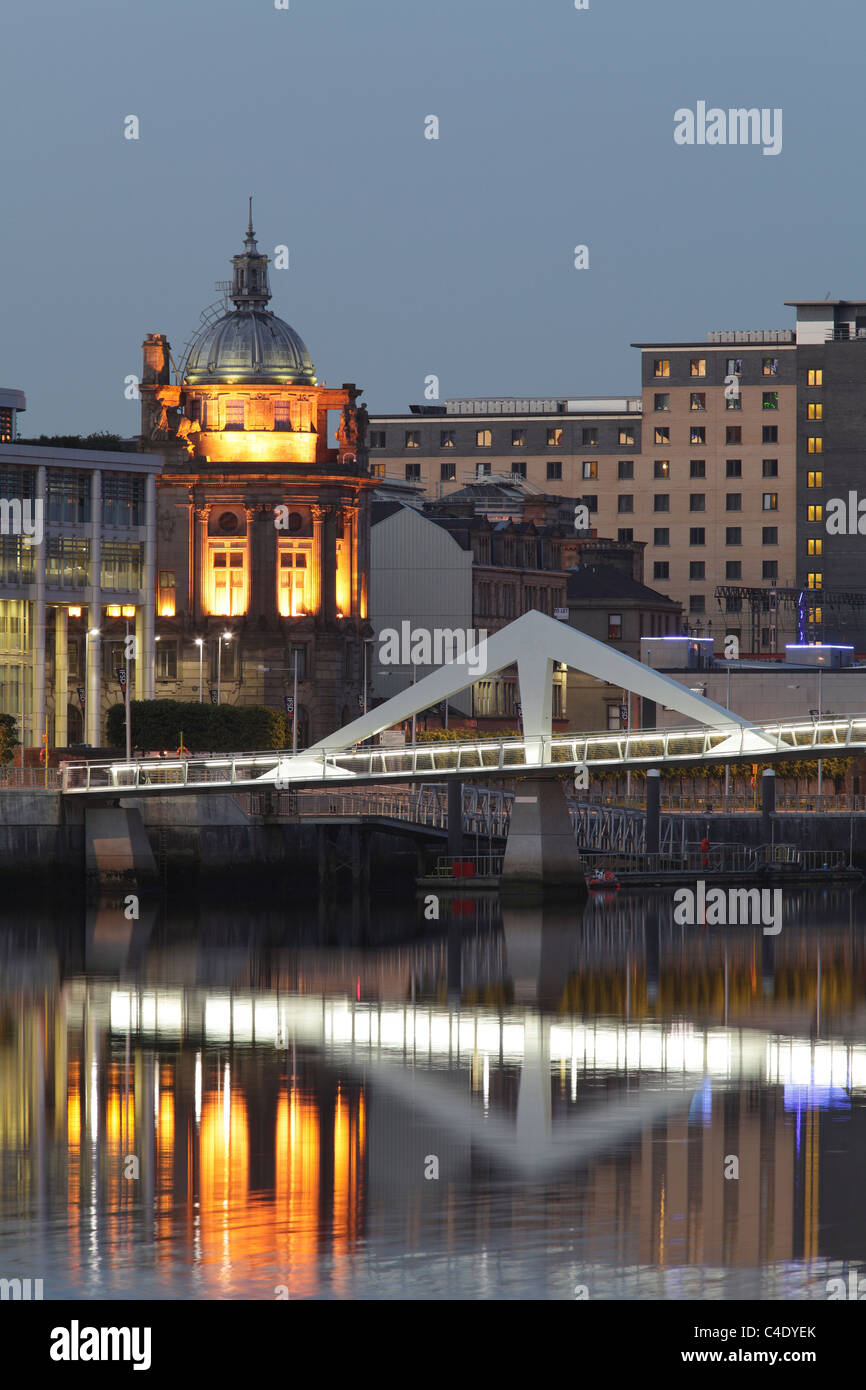 Tradeston pedestrian and cycle bridge over the River Clyde at night ...