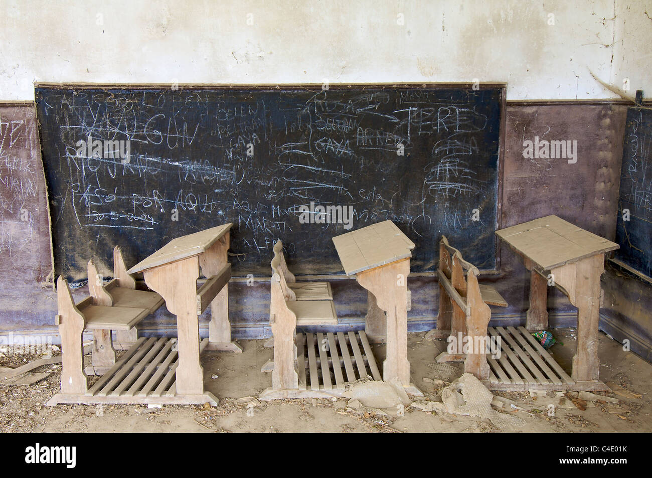 abandoned desks in a old school Stock Photo - Alamy