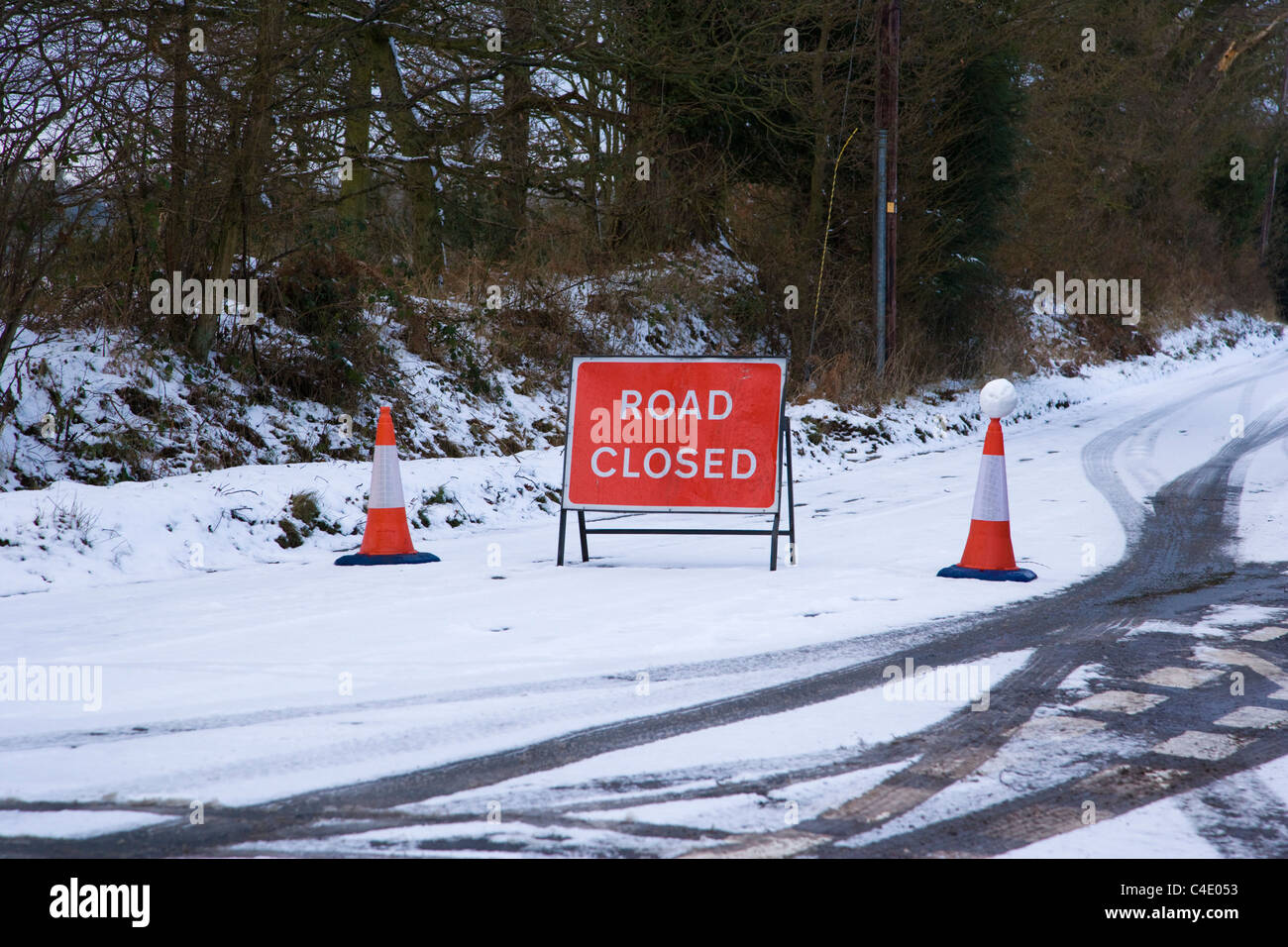 Road closed sign winter hi-res stock photography and images - Alamy