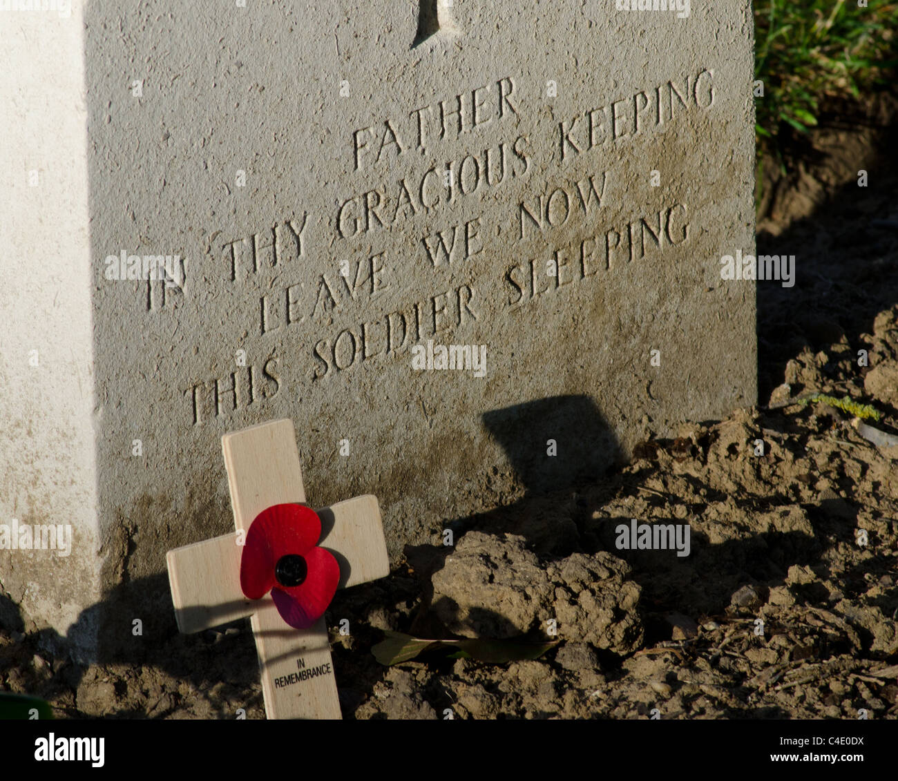 Wooden cross of remembrance marking British war grave in Ramparts ...