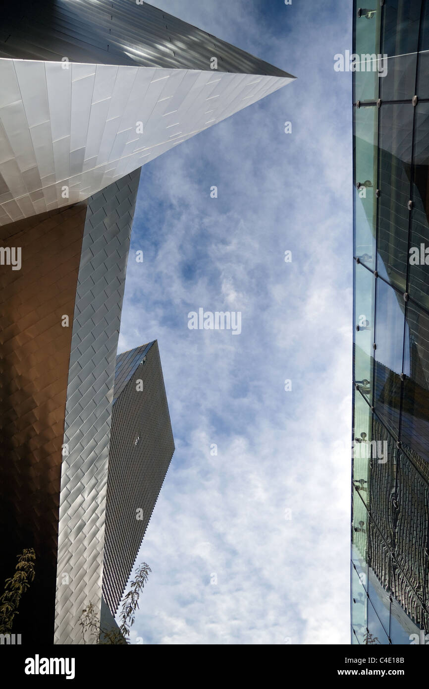 Two buildings at an angle hi-res stock photography and images - Alamy