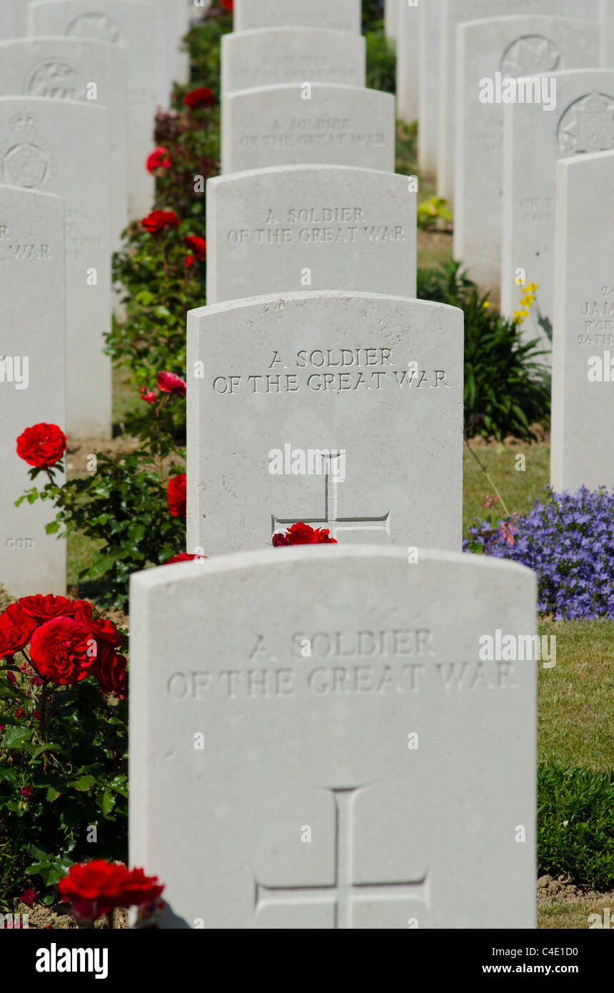 British war cemetery graves hi-res stock photography and images - Alamy