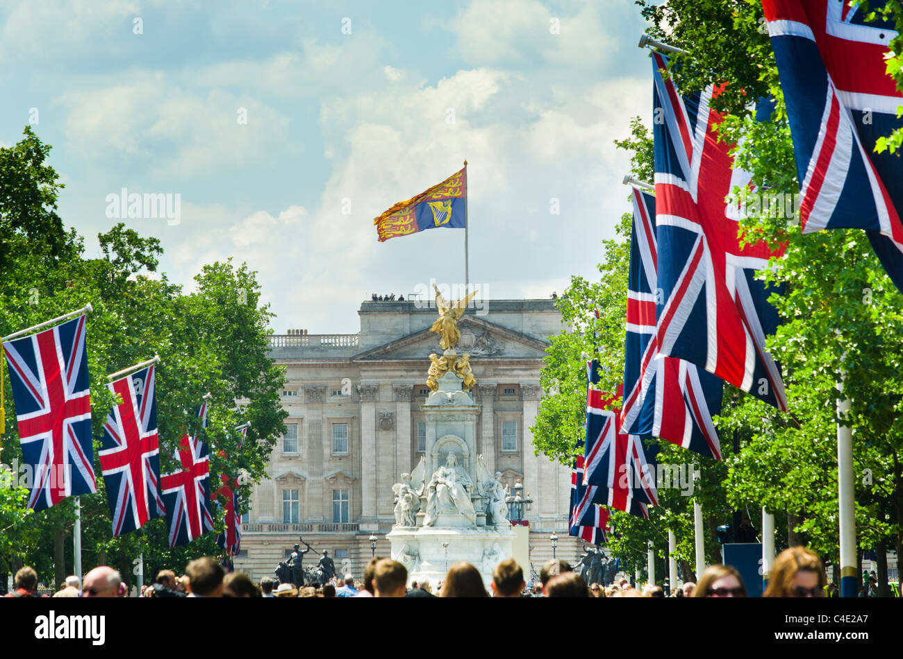 Trooping colour parade queen birthday elizabeth ii buckingham palace hi ...
