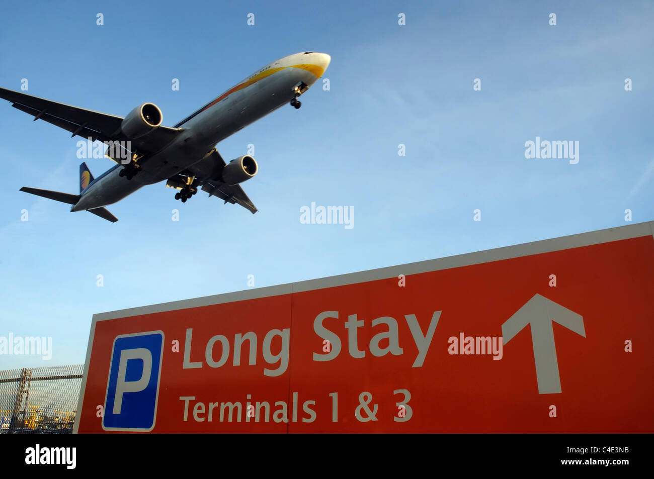 A plane landing at Heathrow Airport in London Stock Photo - Alamy
