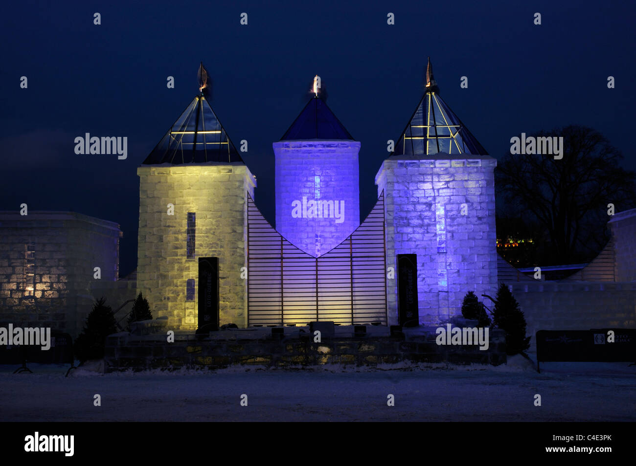 Frozen ice castle hi-res stock photography and images - Alamy