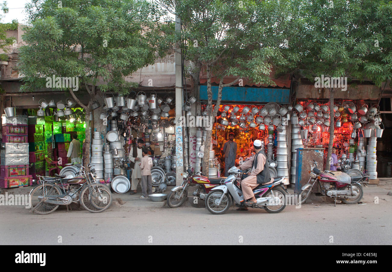 Pots and pans shop hi-res stock photography and images - Alamy