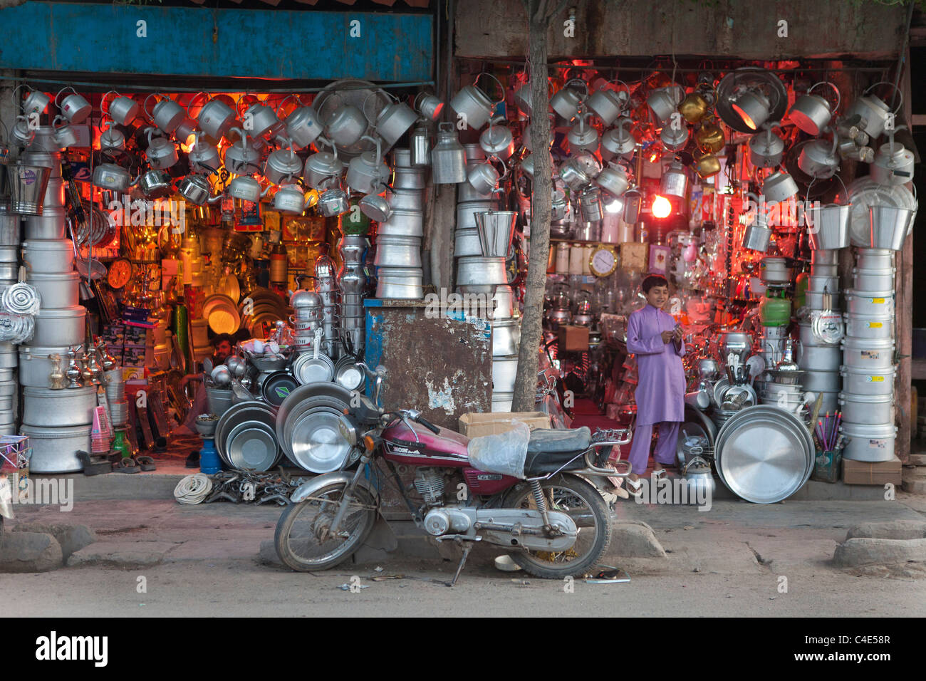 Pots and pans shop hi-res stock photography and images - Alamy