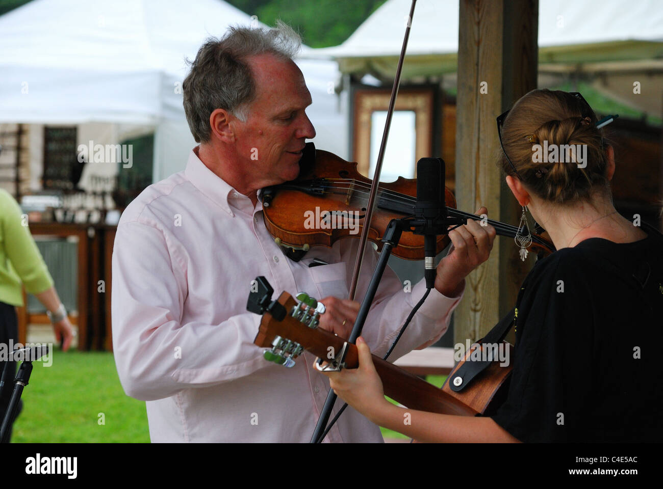 Fiddler and Guitarist play at Finger Lake fair Stock Photo - Alamy
