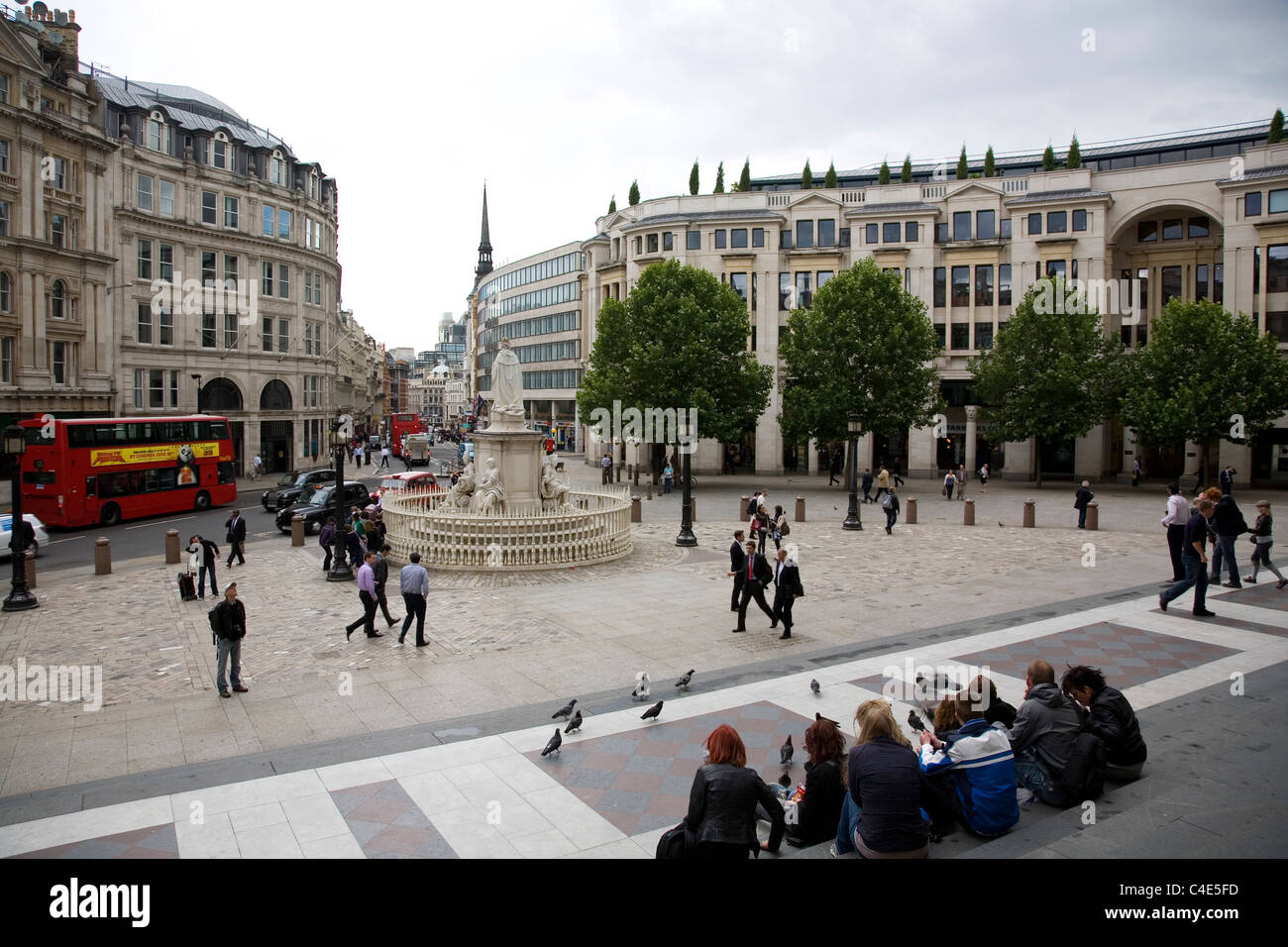 Statue outside st pauls cathedral hi-res stock photography and images ...