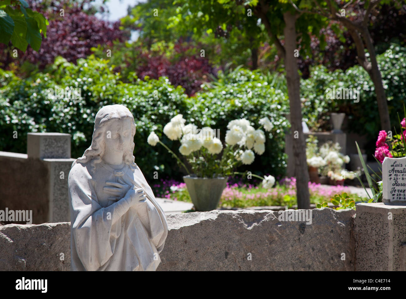 Large cemetery statue hi-res stock photography and images - Alamy