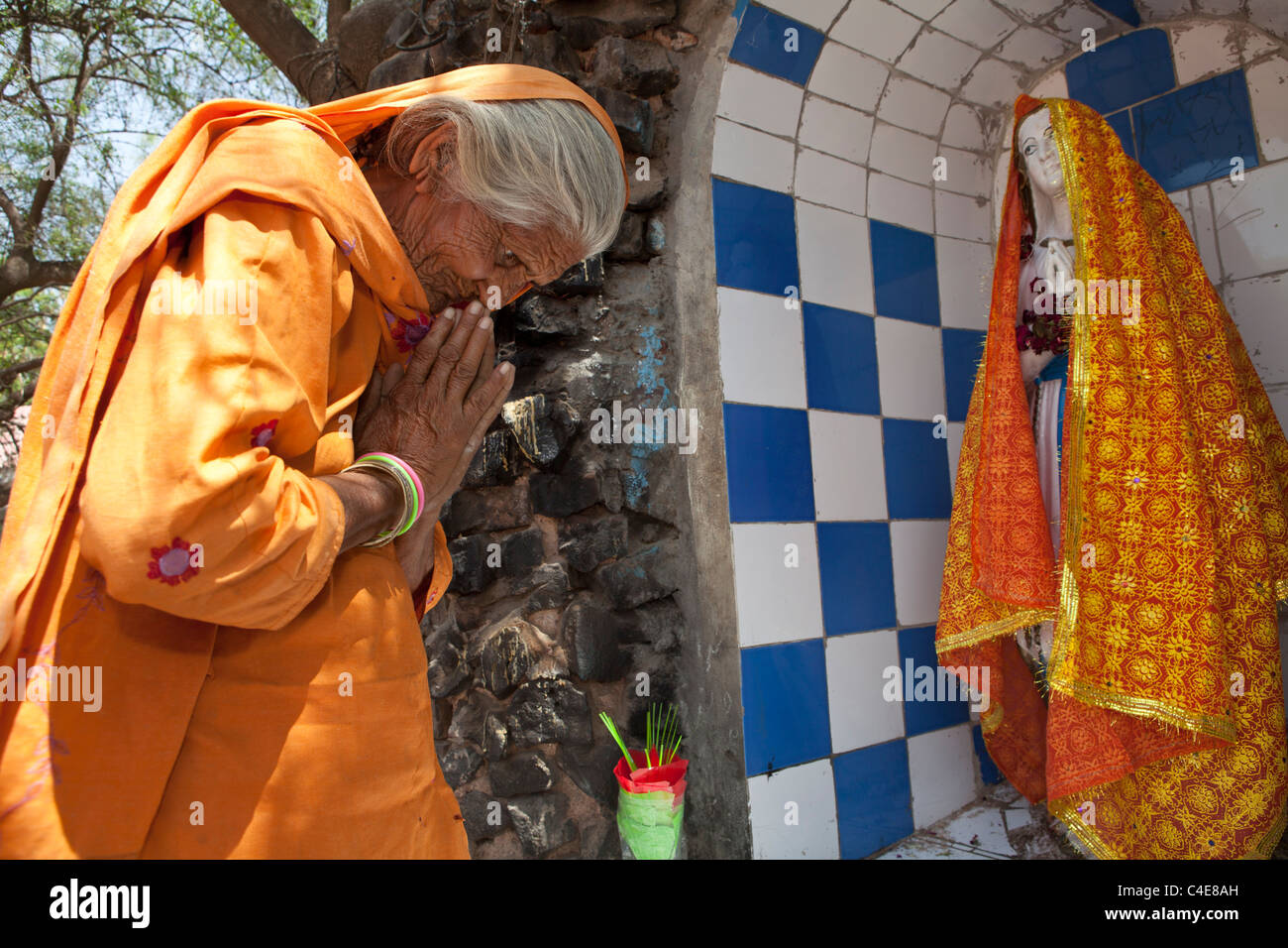 Christian woman prays at easter in Pakistan Stock Photo - Alamy