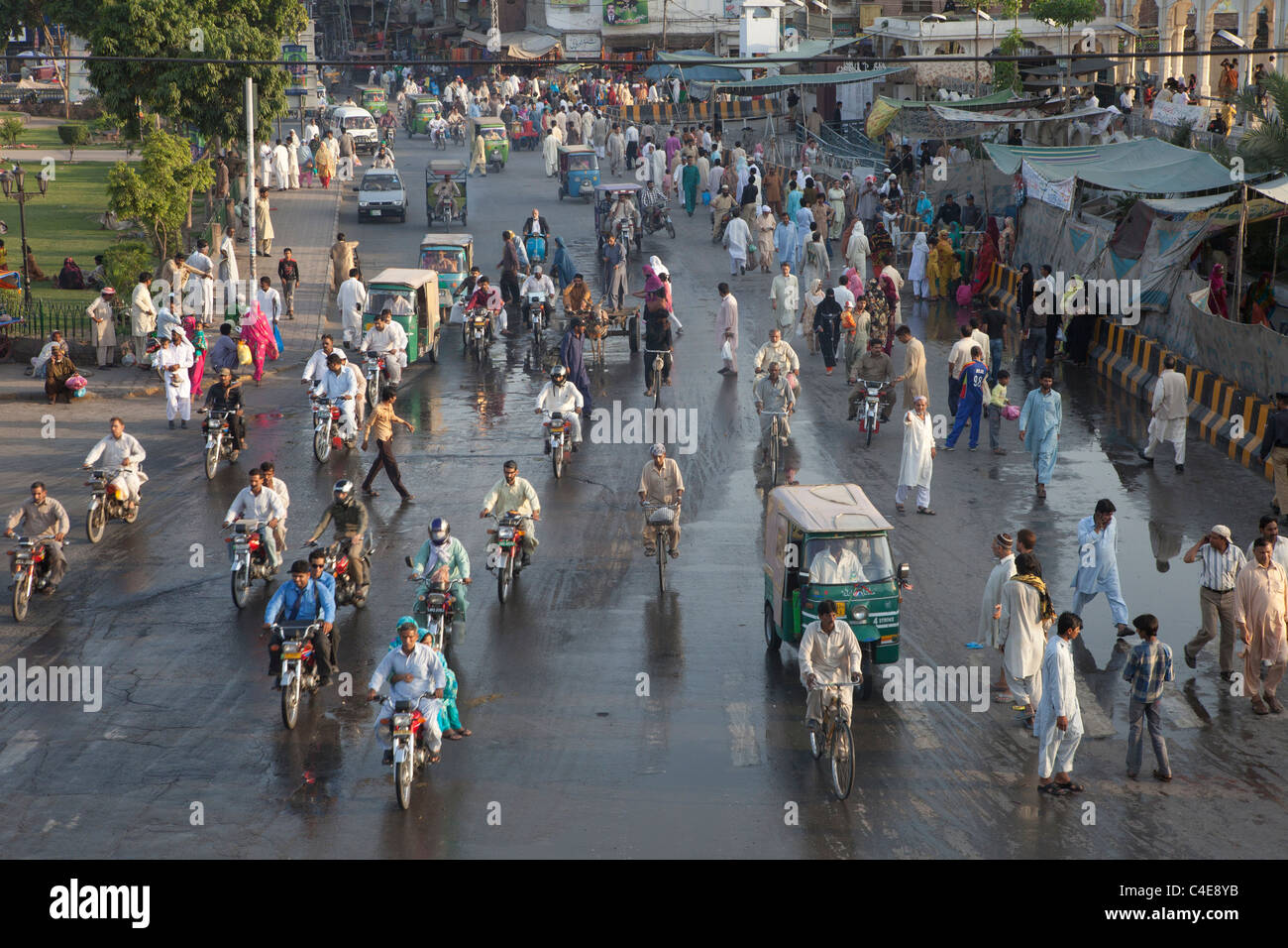 traffic in lahore, Pakistan Stock Photo - Alamy