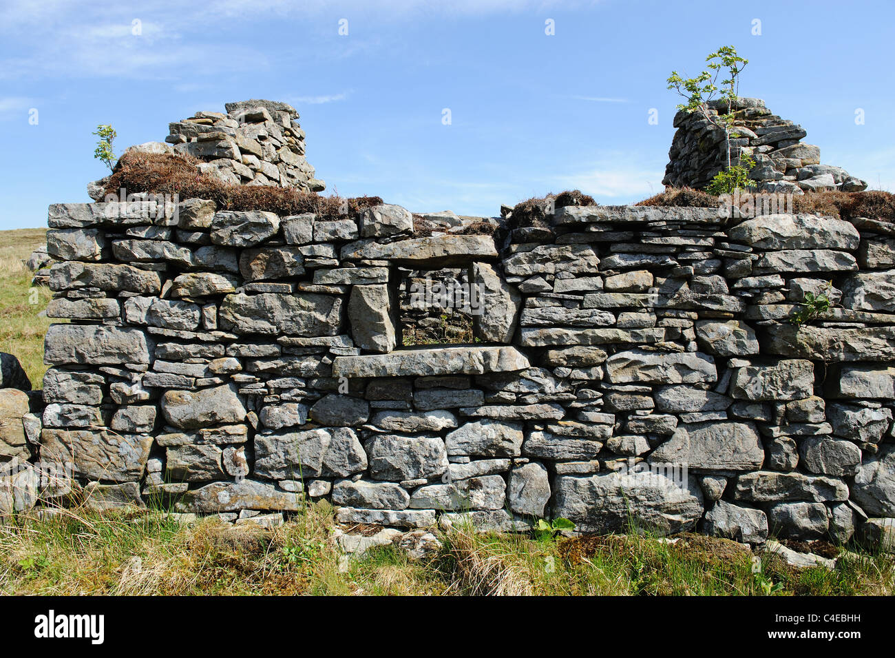 Abandoned stone cottage ruins hi-res stock photography and images - Alamy