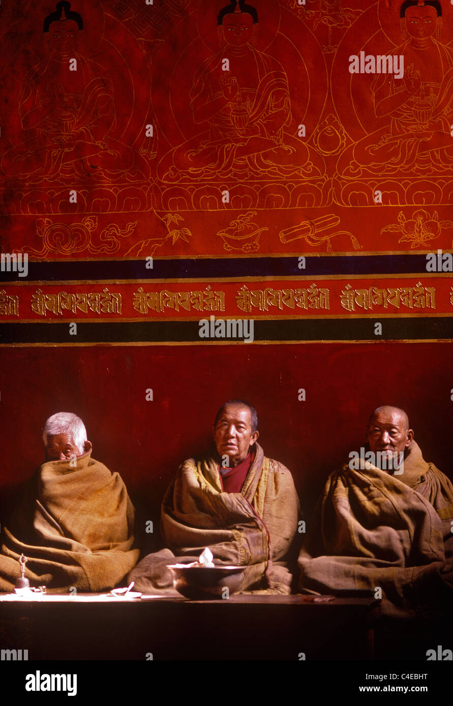 Senior monks chanting, Jankhang Chenmo, Tashilhunpo, the largest ...