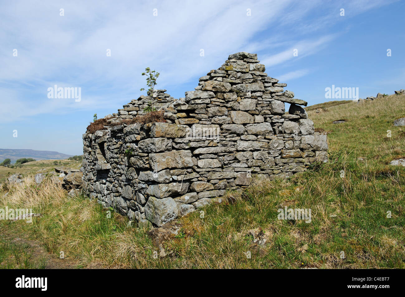 Old stone cottage ruins hi-res stock photography and images - Alamy