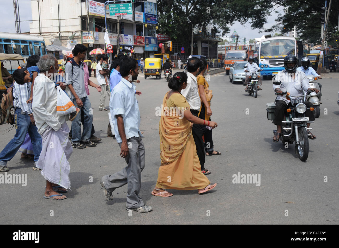 Crowded bus india women hi-res stock photography and images - Alamy