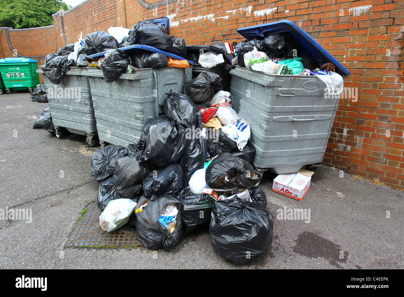 Piles of trash hi-res stock photography and images - Alamy