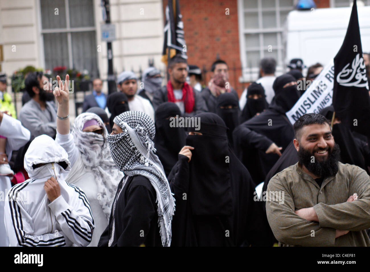 English Defence League & Muslims Against Crusades clash outside the US ...