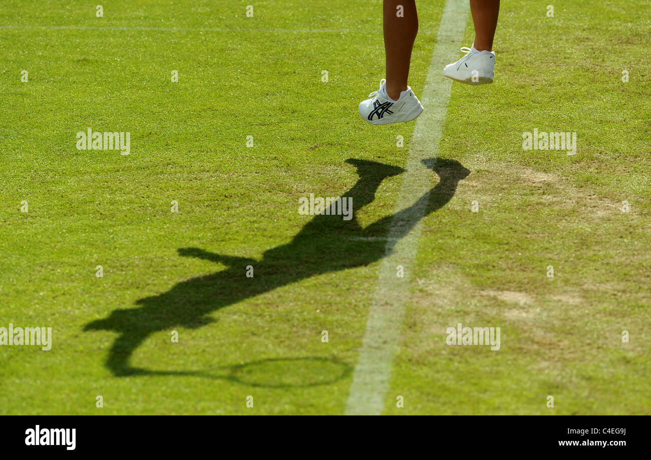 Grass tennis court action shadow hi-res stock photography and images ...