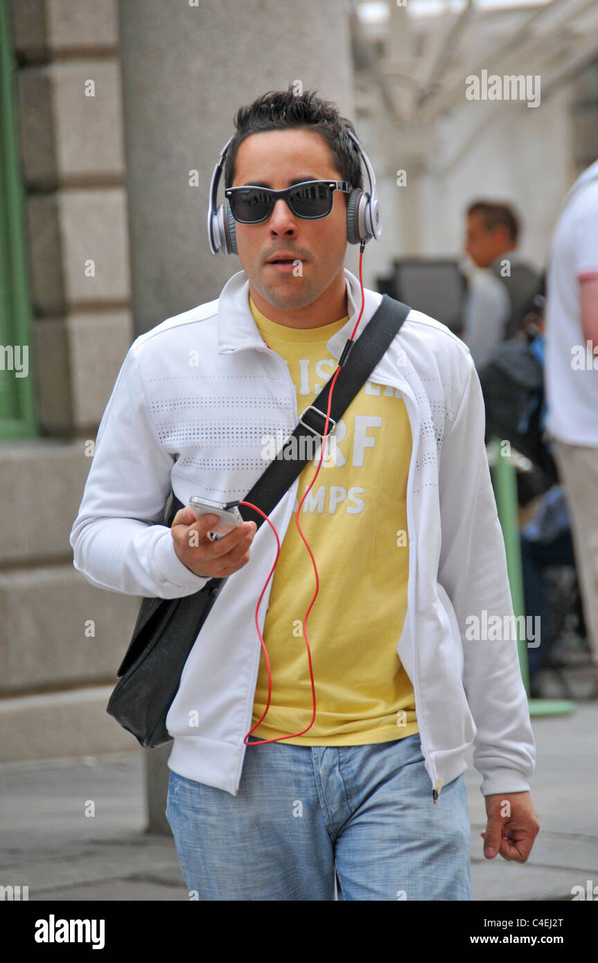 Man listening iphone hi-res stock photography and images - Alamy