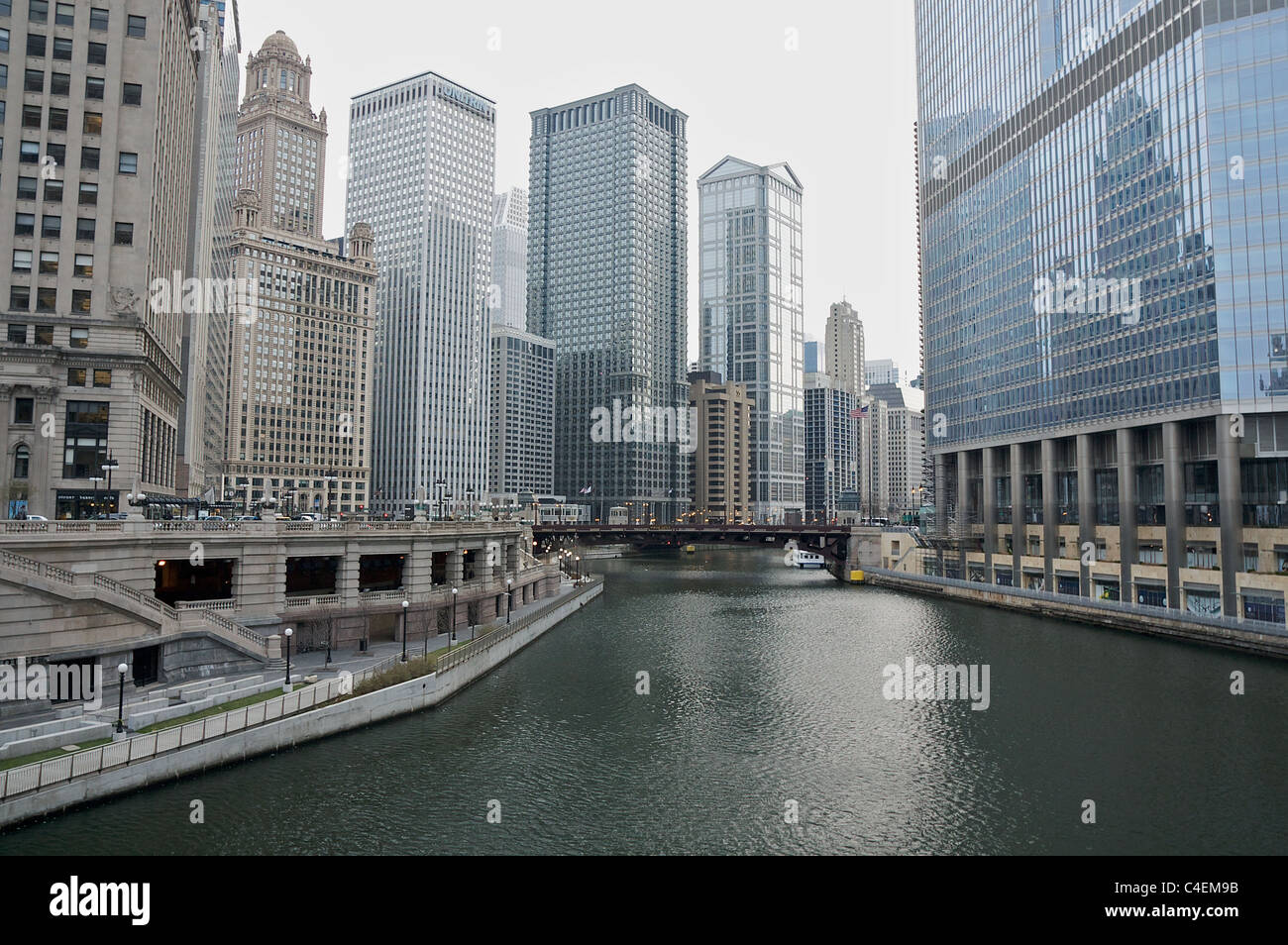 Chicago skyline and river hi-res stock photography and images - Alamy