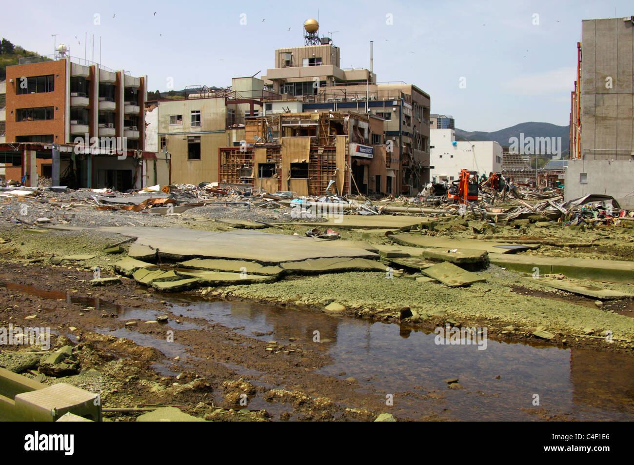 Devastated building hi-res stock photography and images - Alamy