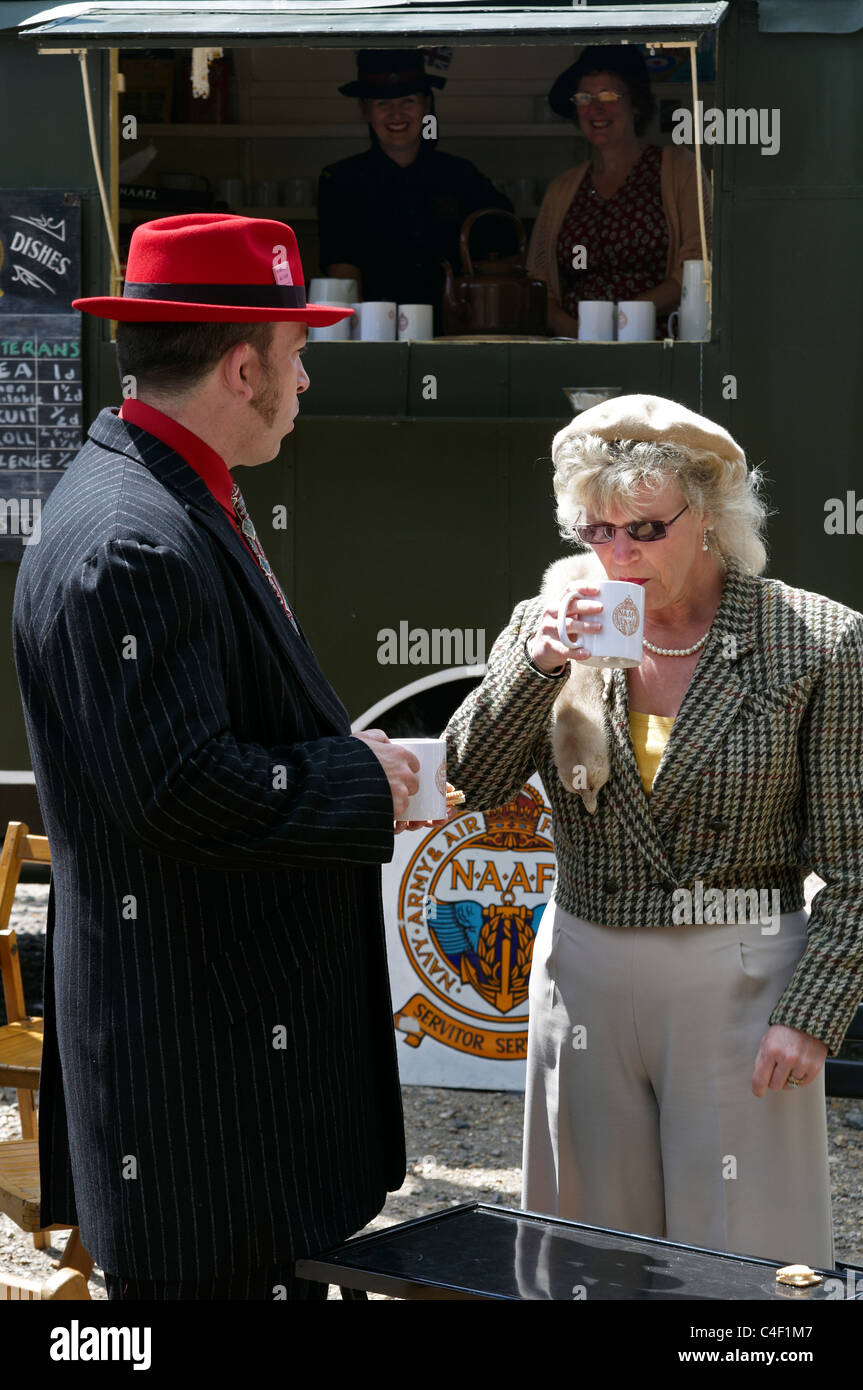 British soldiers drink tea hi-res stock photography and images - Alamy