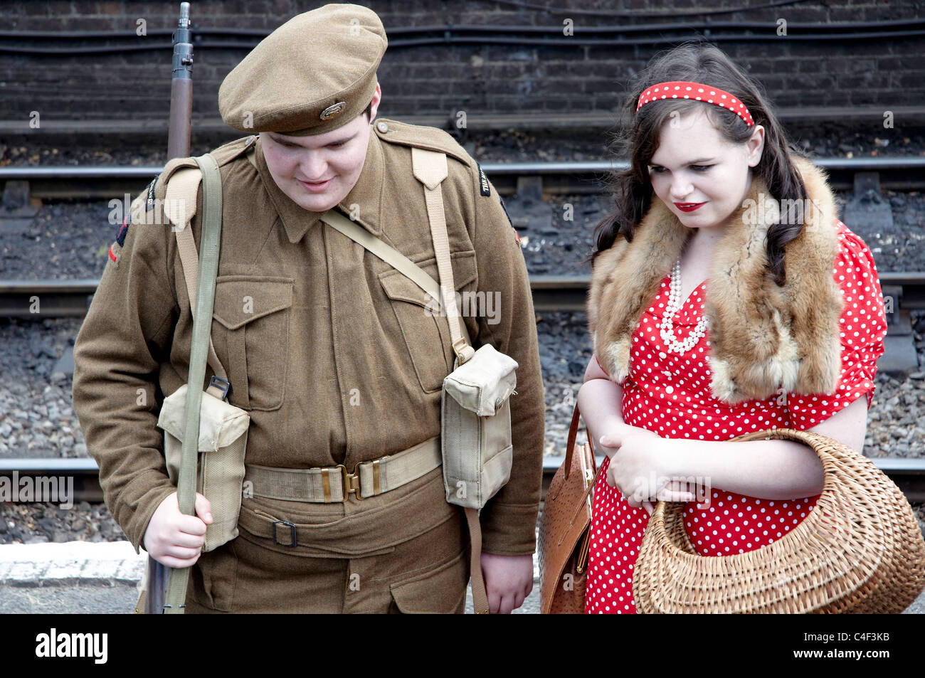 British ww2 soldier girlfriend hi-res stock photography and images - Alamy