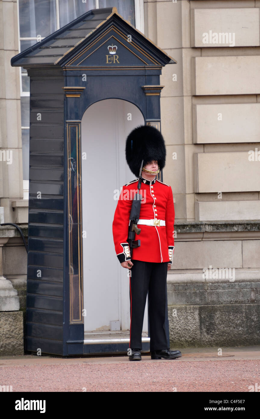 London guard hi-res stock photography and images - Alamy