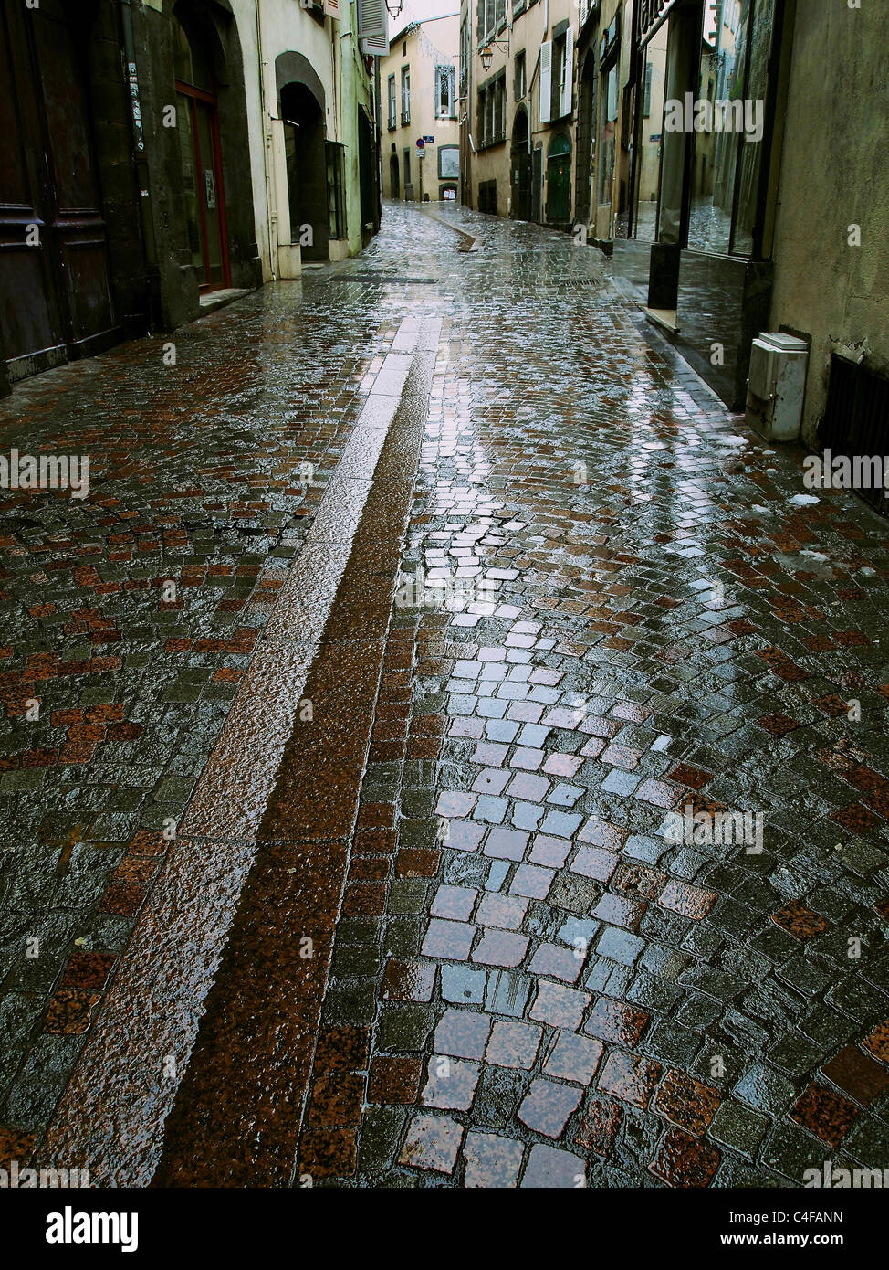 Wet city pavement hi-res stock photography and images - Alamy