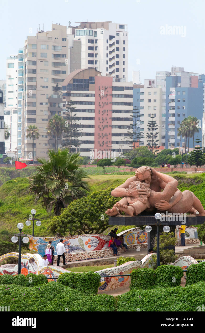 The art sculpture El Beso (the kiss) at the Love Park in the Miraflores ...