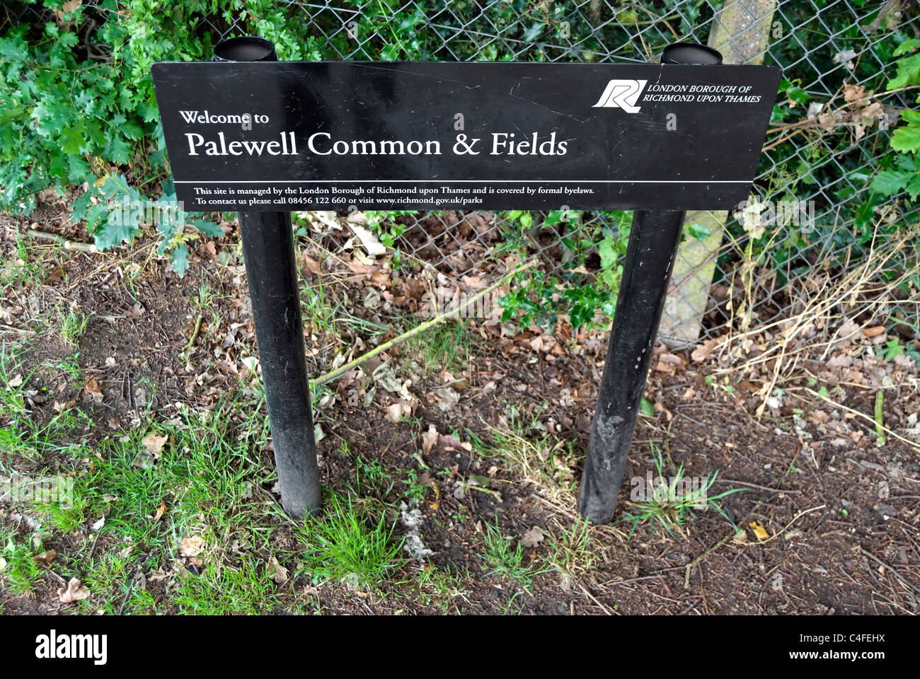 welcome to palewell common and fields sign, in east sheen, surrey ...