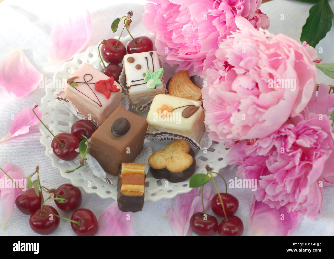 Petit fours plate hi-res stock photography and images - Alamy