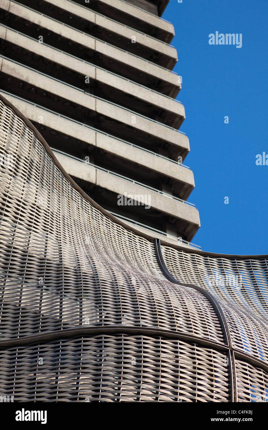 Metal screen architecture hi-res stock photography and images - Alamy