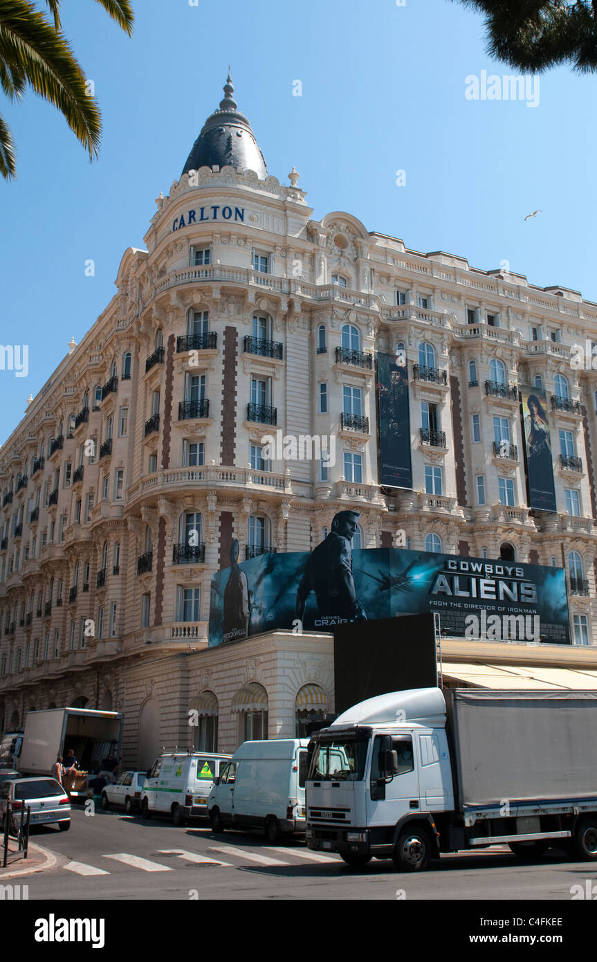 Croisette boulevard with luxury hotel InterContinental Carlton official ...