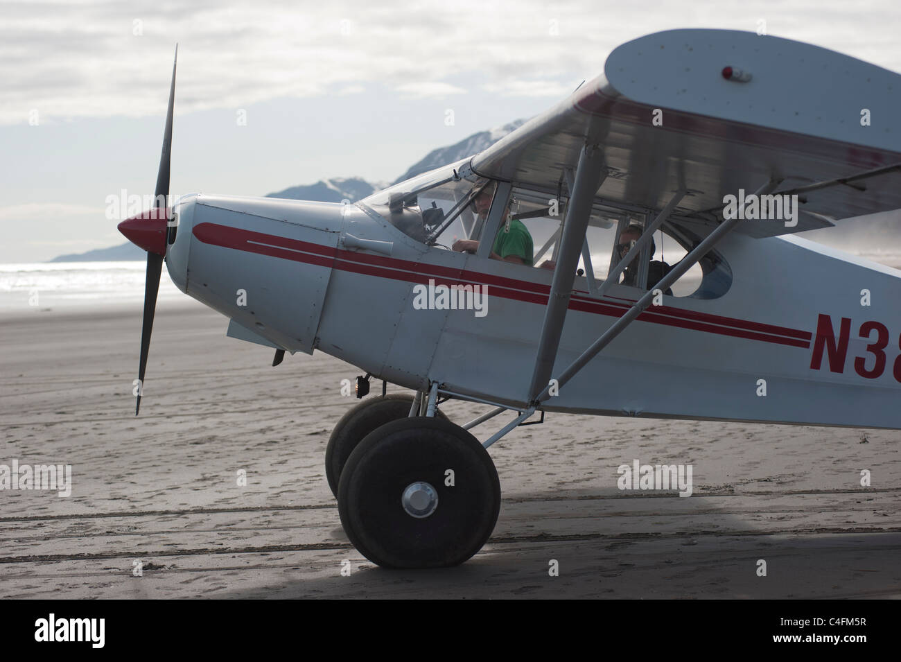 Piper super cub bush plane hi-res stock photography and images - Alamy