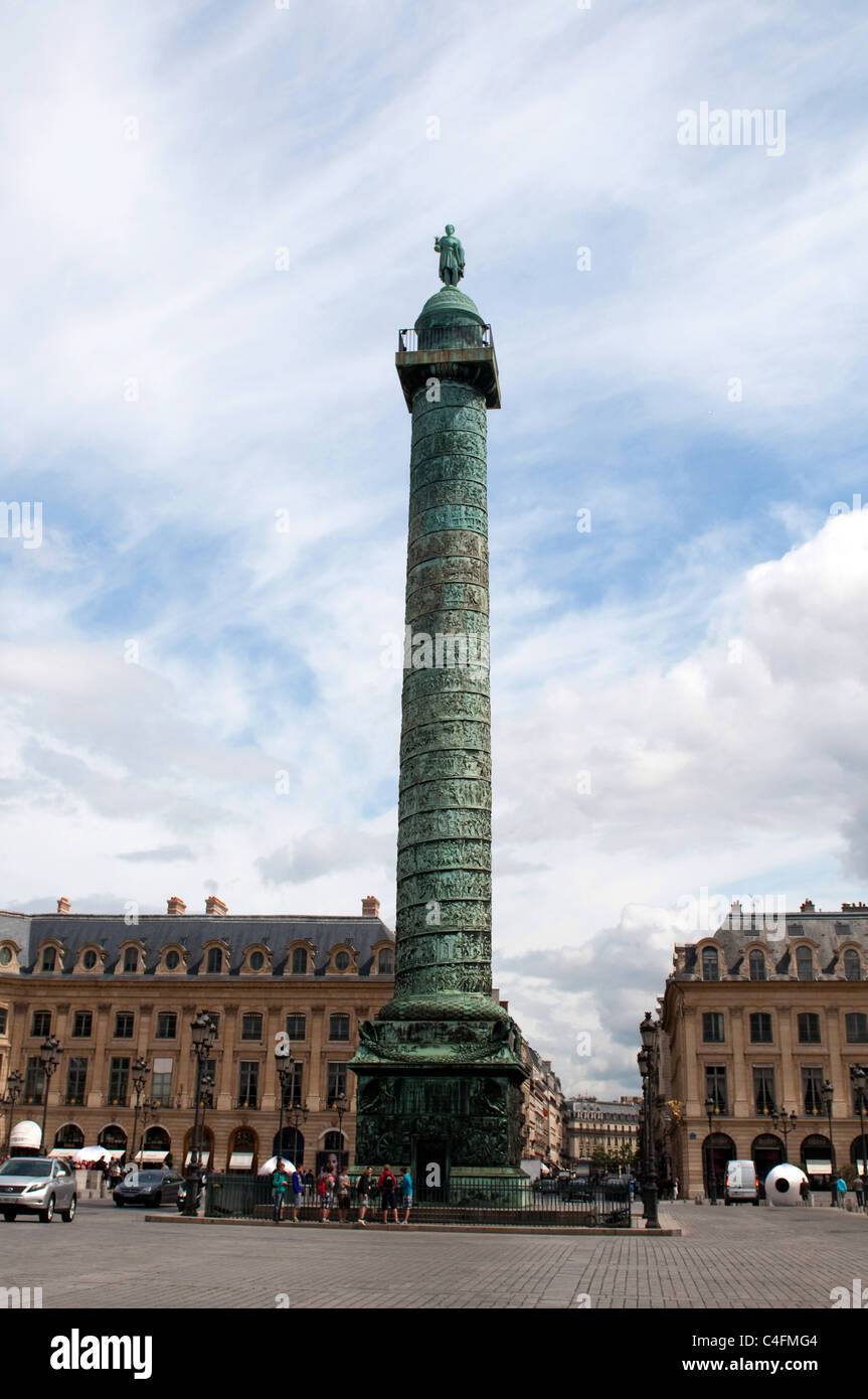 Vendome column with statue of Napoleon Bonaparte, on the Place Vendome ...