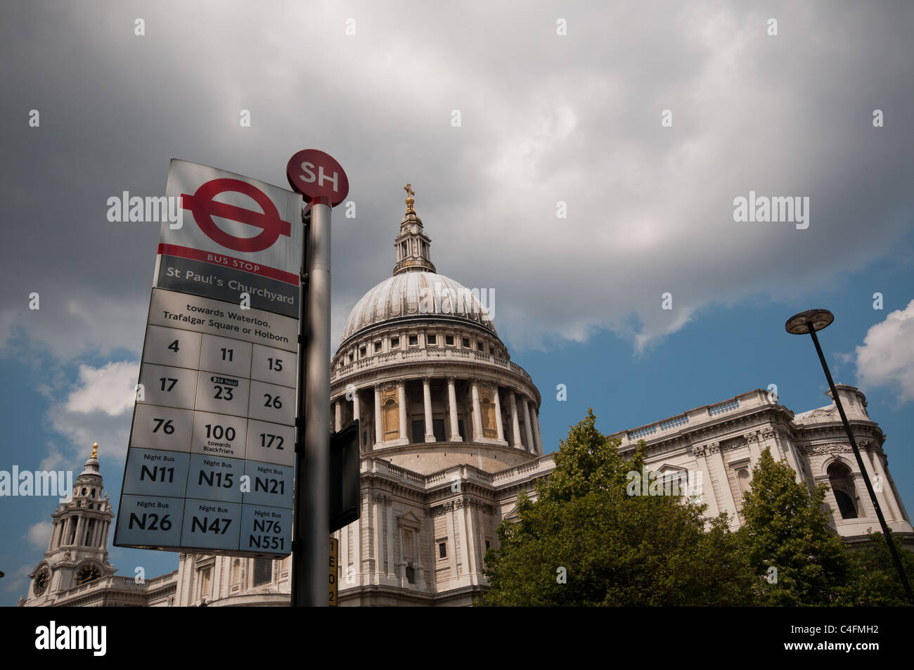 St Paul's Churchyard Bus Stop Stock Photo - Alamy