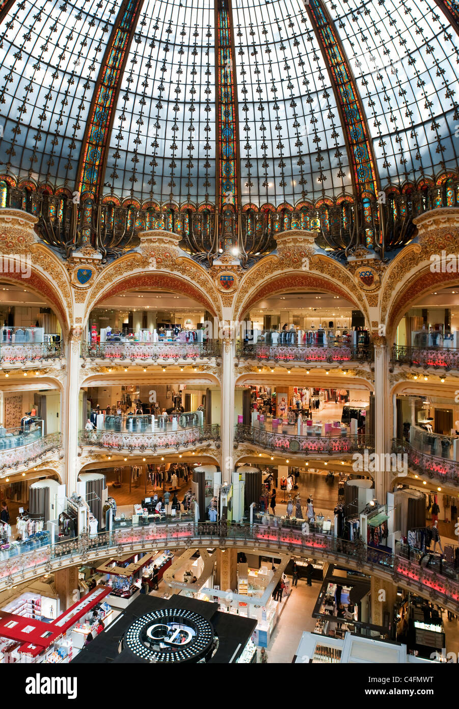 People inside french department store hi-res stock photography and ...