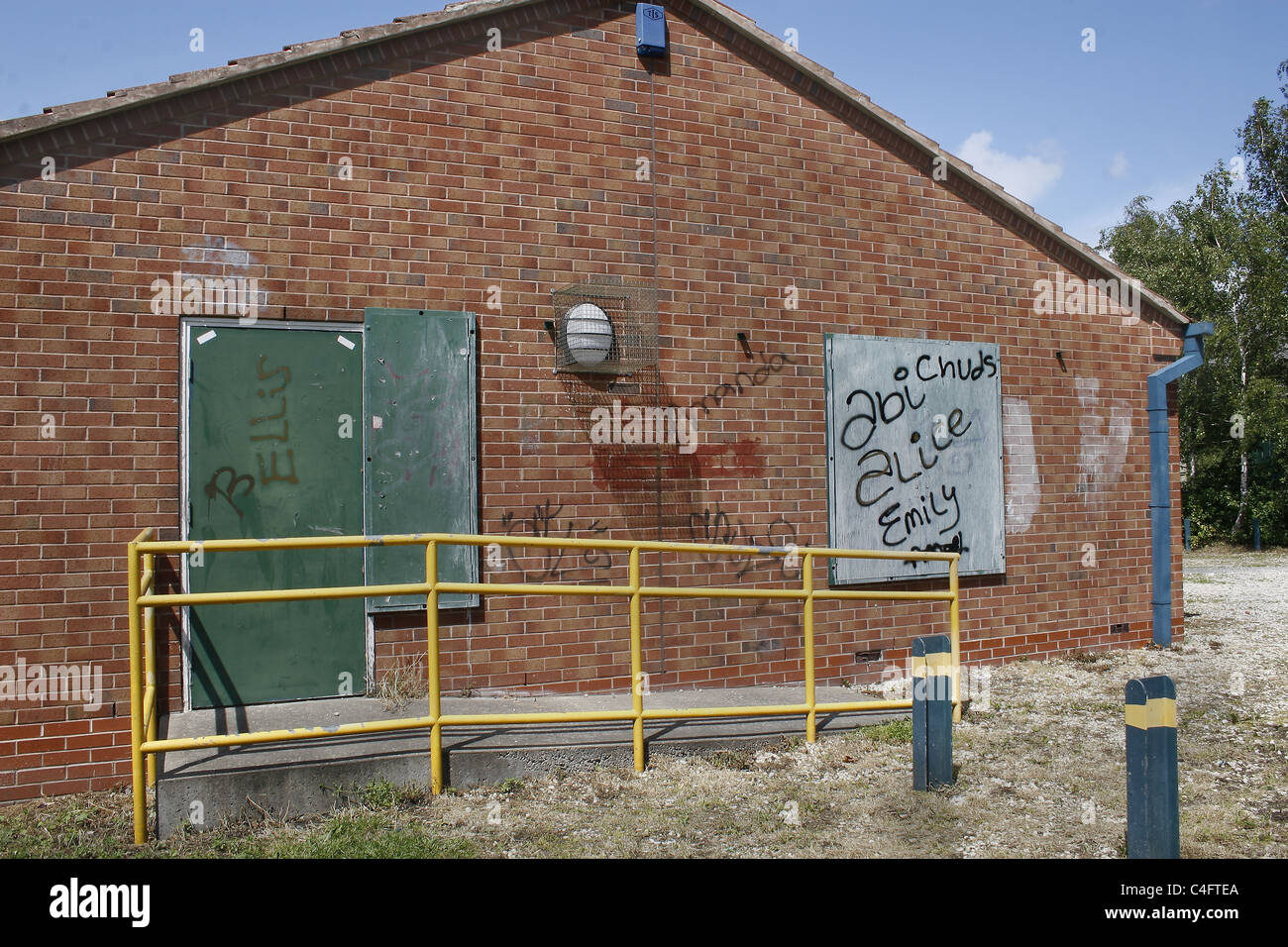 image of shed on Sandhill lake. Worksop, Notts, England Stock Photo - Alamy