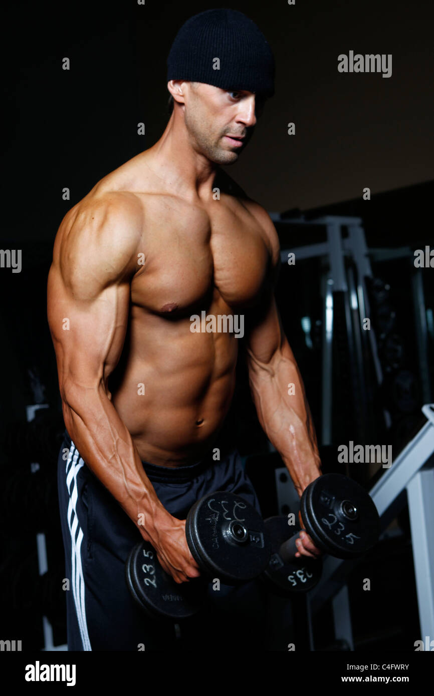 fit male working out in a gym shirtless Stock Photo - Alamy