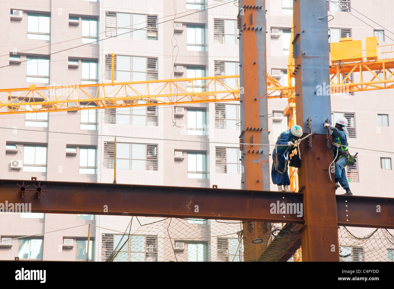 Men construction workers steel frame hi-res stock photography and ...