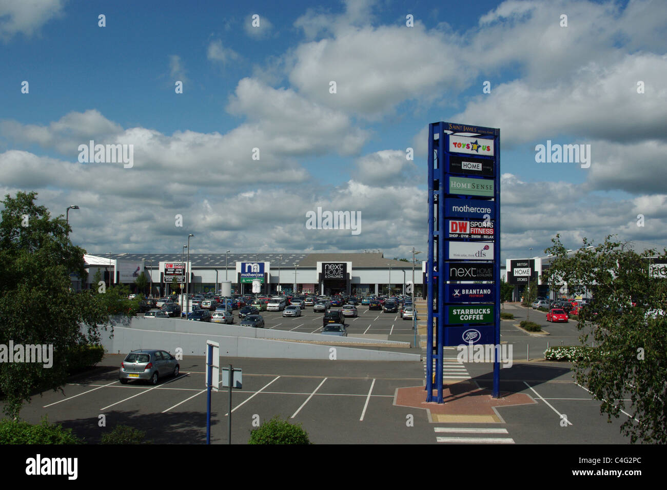 Retail park shopping hi-res stock photography and images - Alamy
