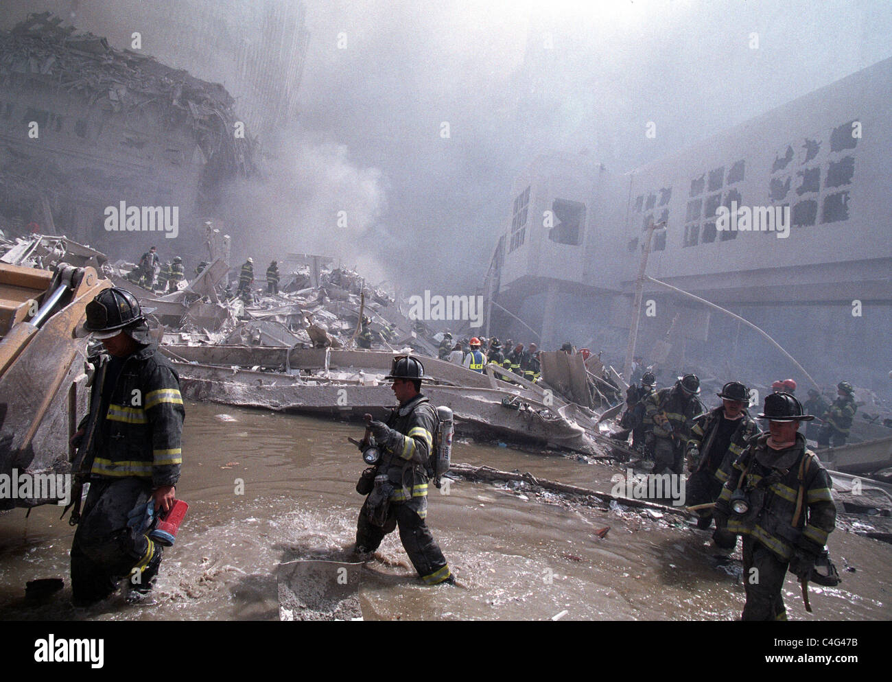 World trade center attack 2001 fire hi-res stock photography and images ...