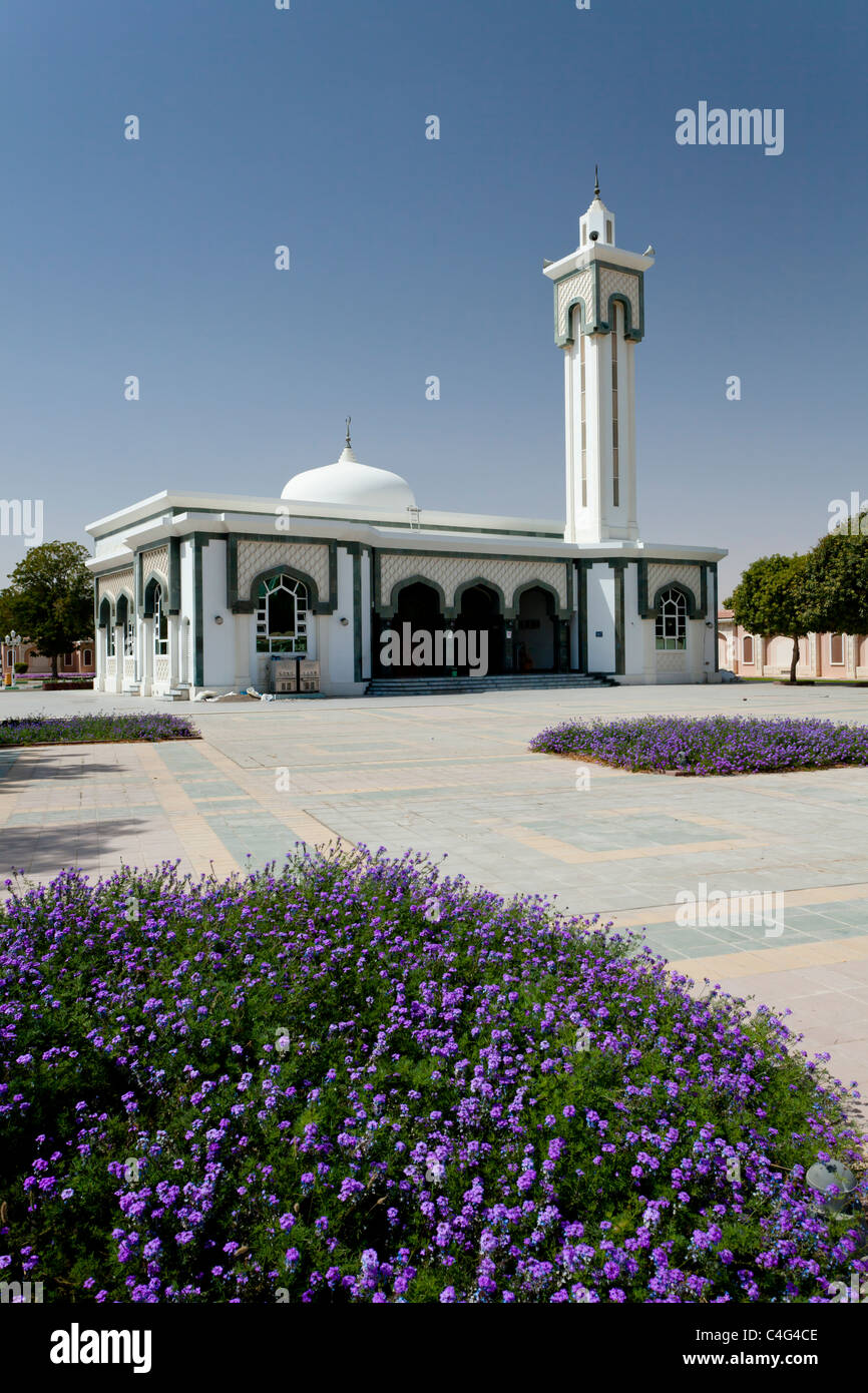A small mosque in downtown Al Ain, UAE, Persian Gulf Stock Photo - Alamy