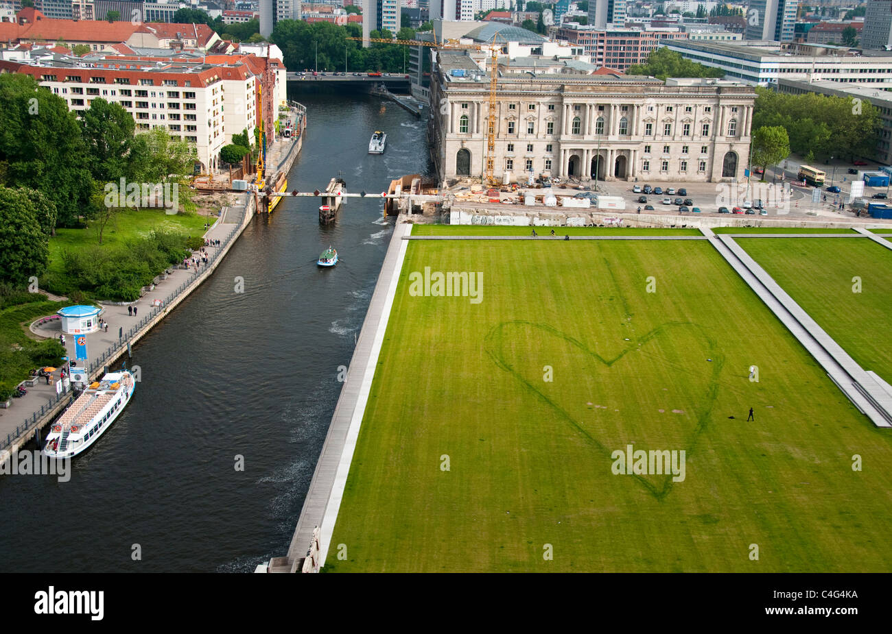 Giant heart hi-res stock photography and images - Alamy