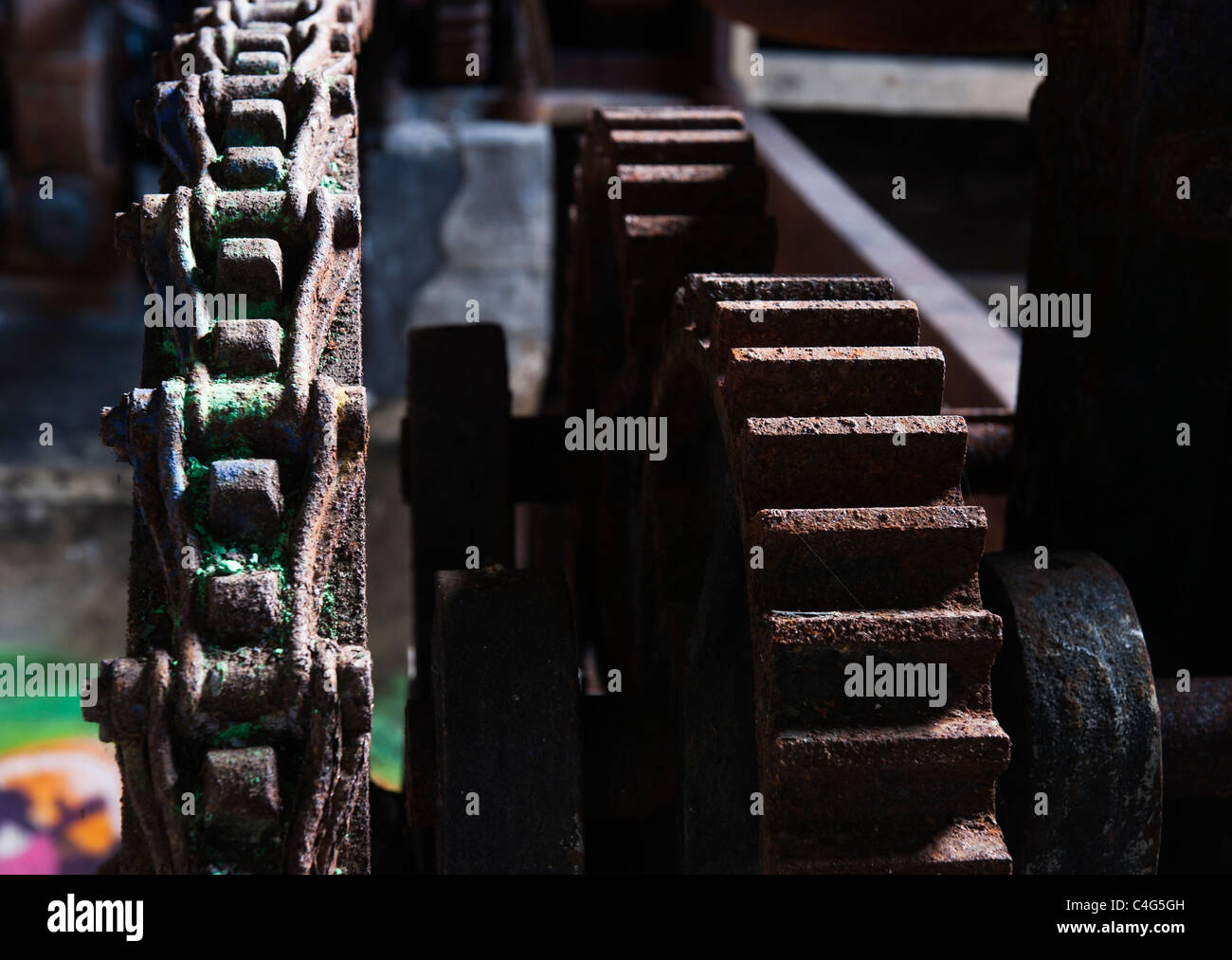 Rusty chain and cog hi-res stock photography and images - Alamy