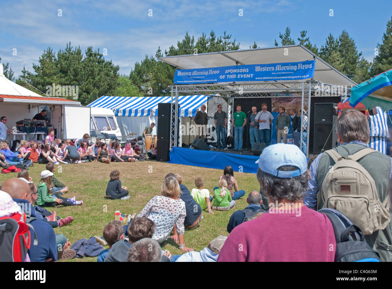 Sea shanty singers hi-res stock photography and images - Alamy