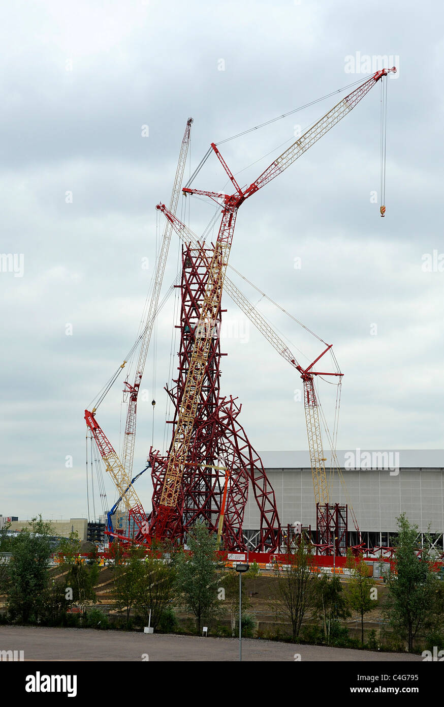 Anish Kapoor's sculpture The Arcel Mittal Orbi under construction at ...